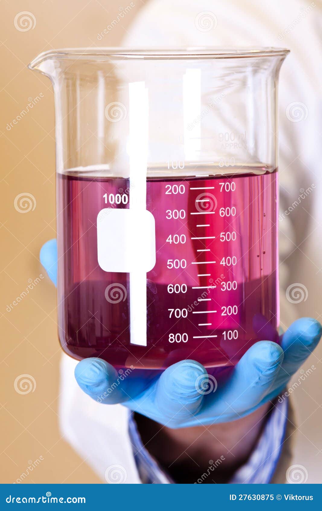 Becher De Laboratoire De Chimie Avec Du Permanganate Image stock ...