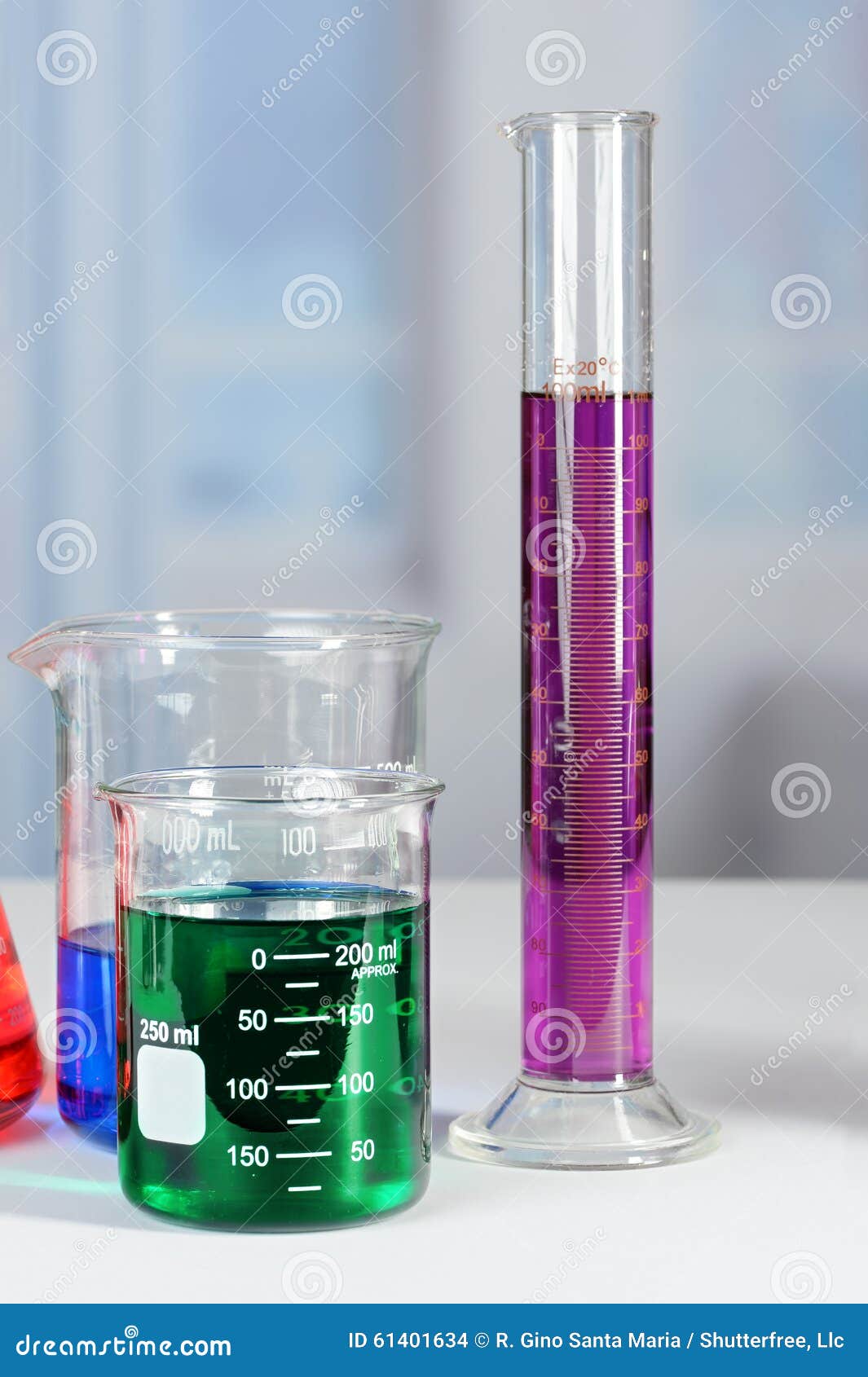 Becher Del Laboratorio E Cilindro Graduato Sulla Tabella Fotografia ...