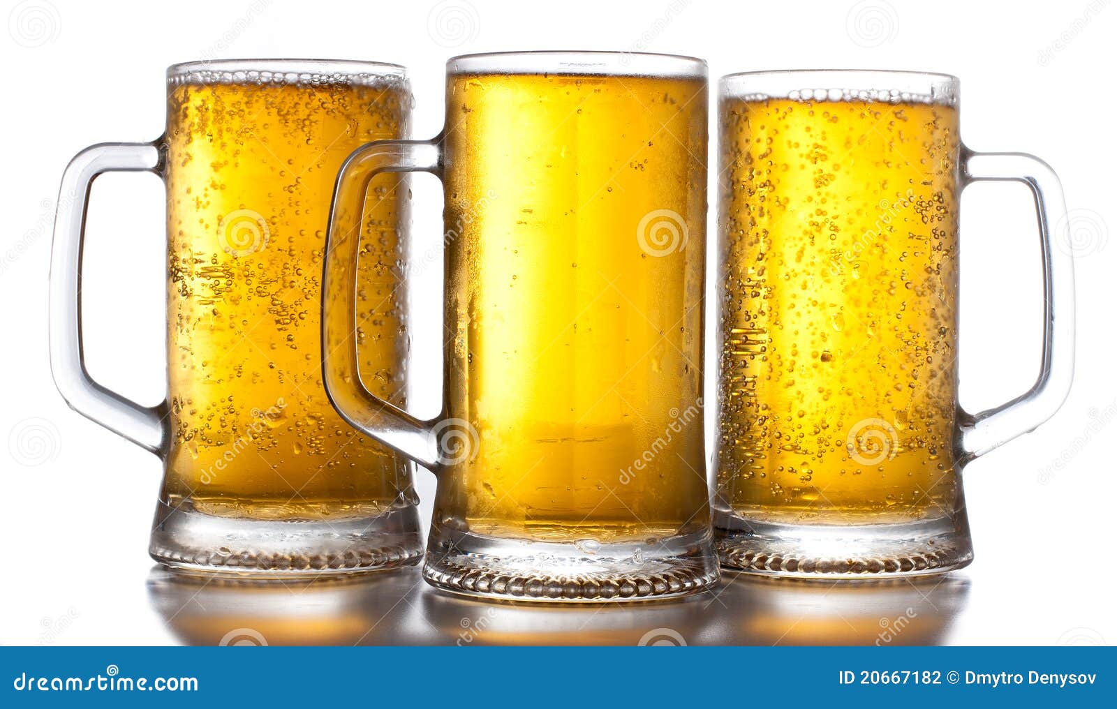 Becher drei Bier stockfoto. Bild von outdoor, frisch - 20667182