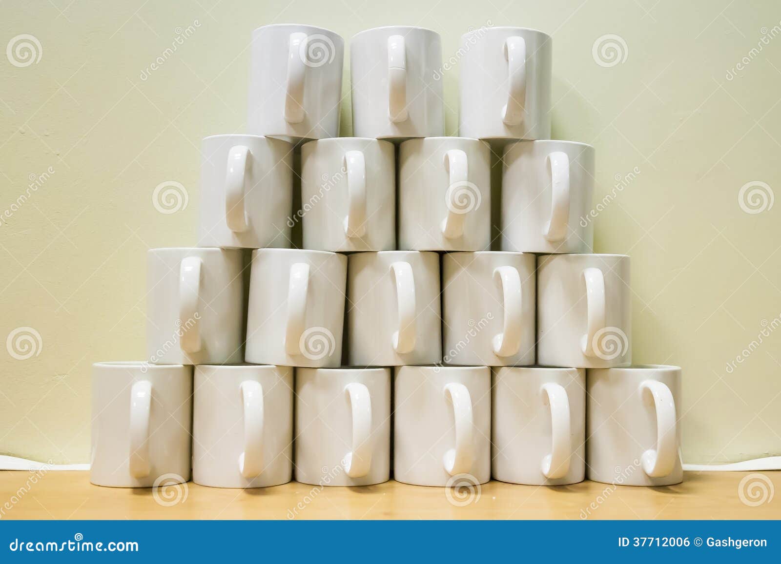 Becher Eingestellt Auf Untertassen in Den Stapeln. Stockfoto - Bild von ...