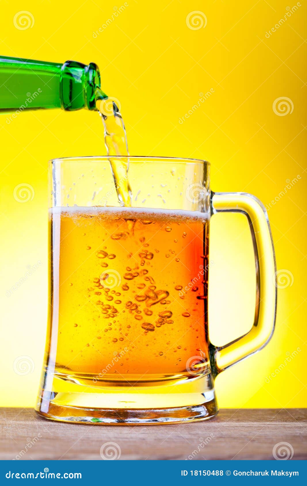 Becher mit Bier stockfoto. Bild von biere, sprudel, alkohol - 18150488