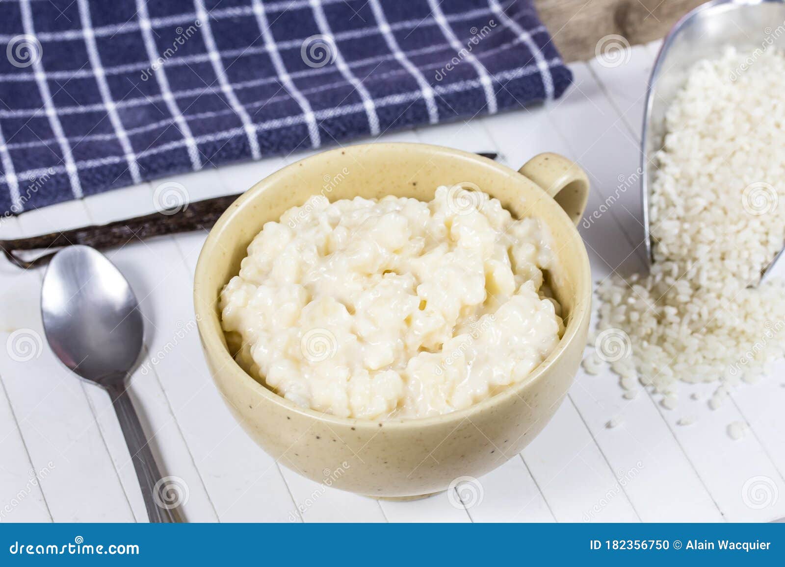 Becher Reispudding stockfoto. Bild von reis, pudding - 182356750
