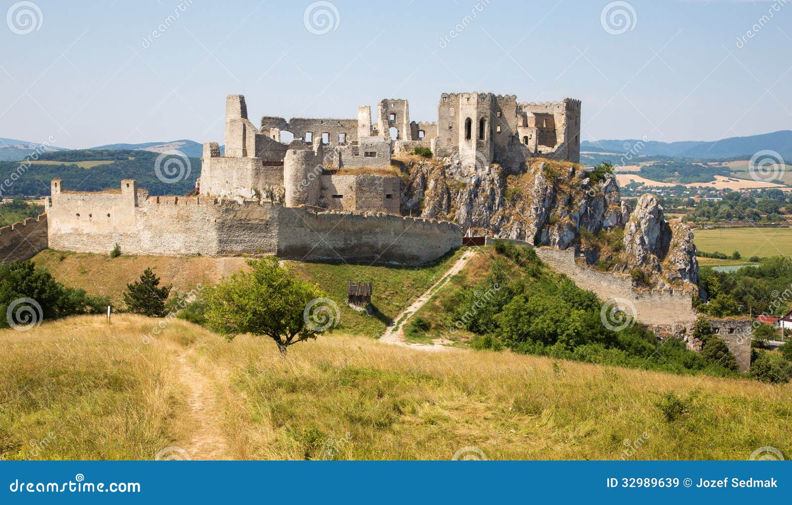 Beckov slott - Slovakien fotografering för bildbyråer. Bild av monument ...