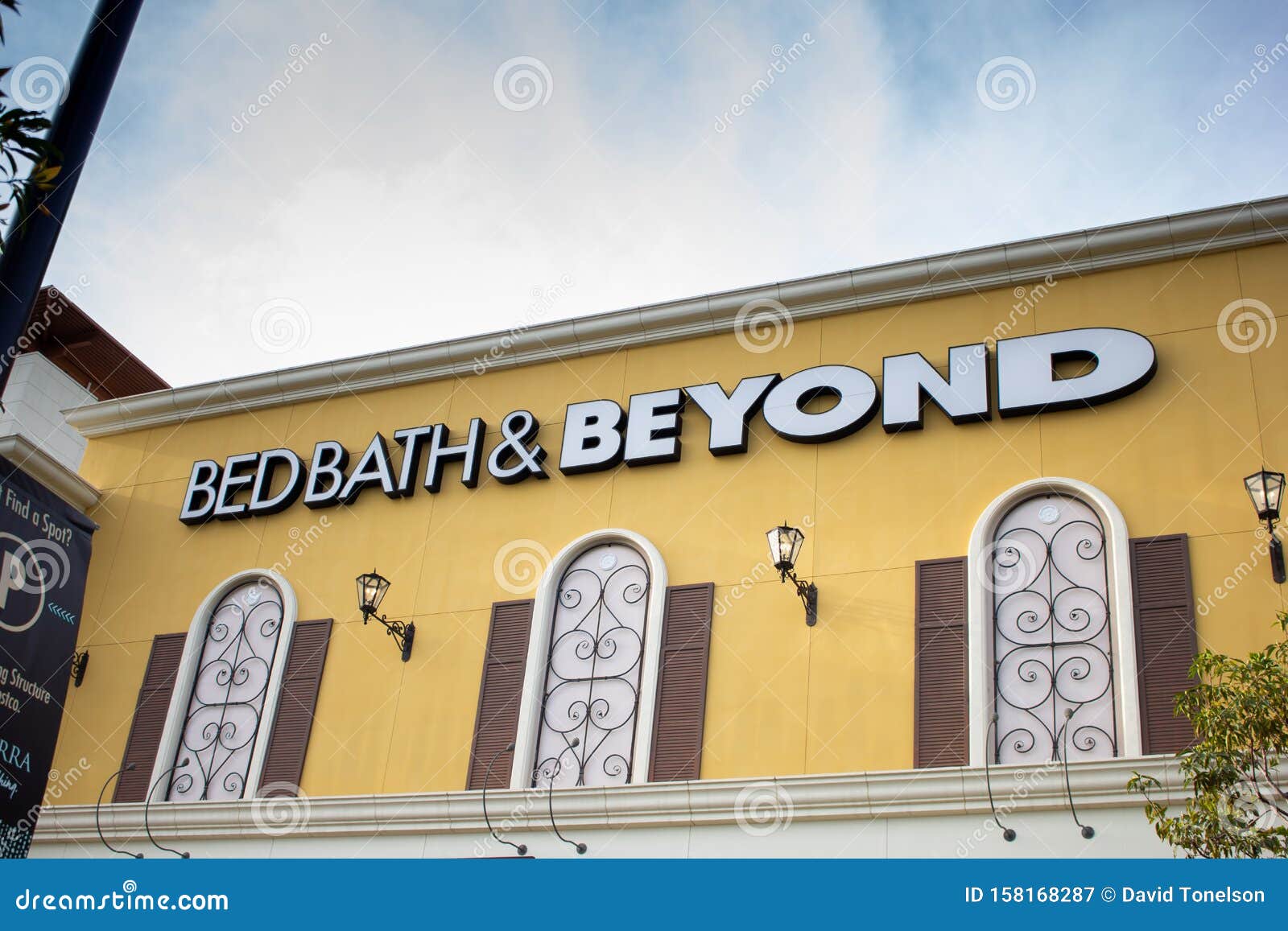 Bed Bath & Beyond sign editorial photography. Image of center - 158168287
