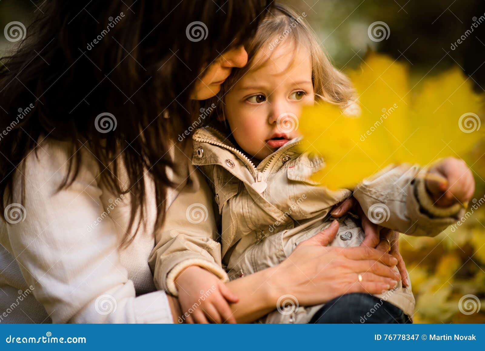 Bedauern Der Kinder- Herbststimmung Stockbild - Bild von kindheit ...