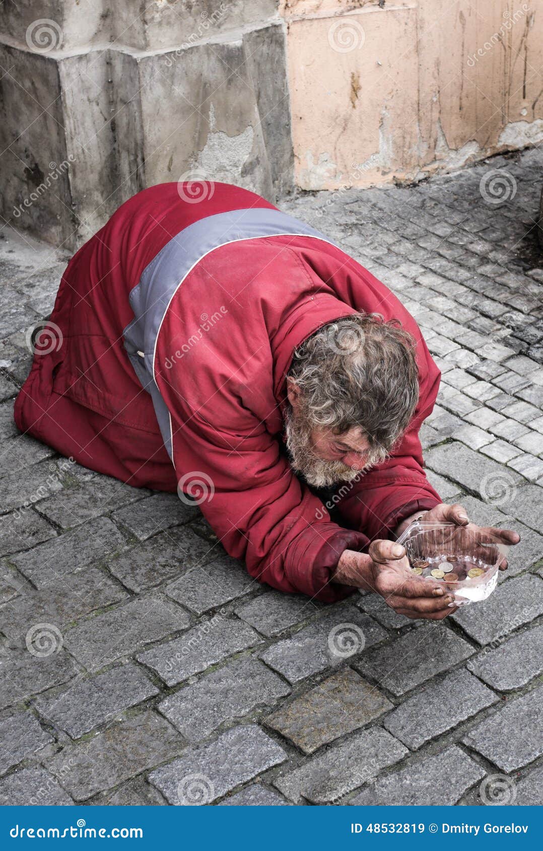 Bedelaar in De Oude Stad, Praag, Tsjechische Republiek Redactionele ...