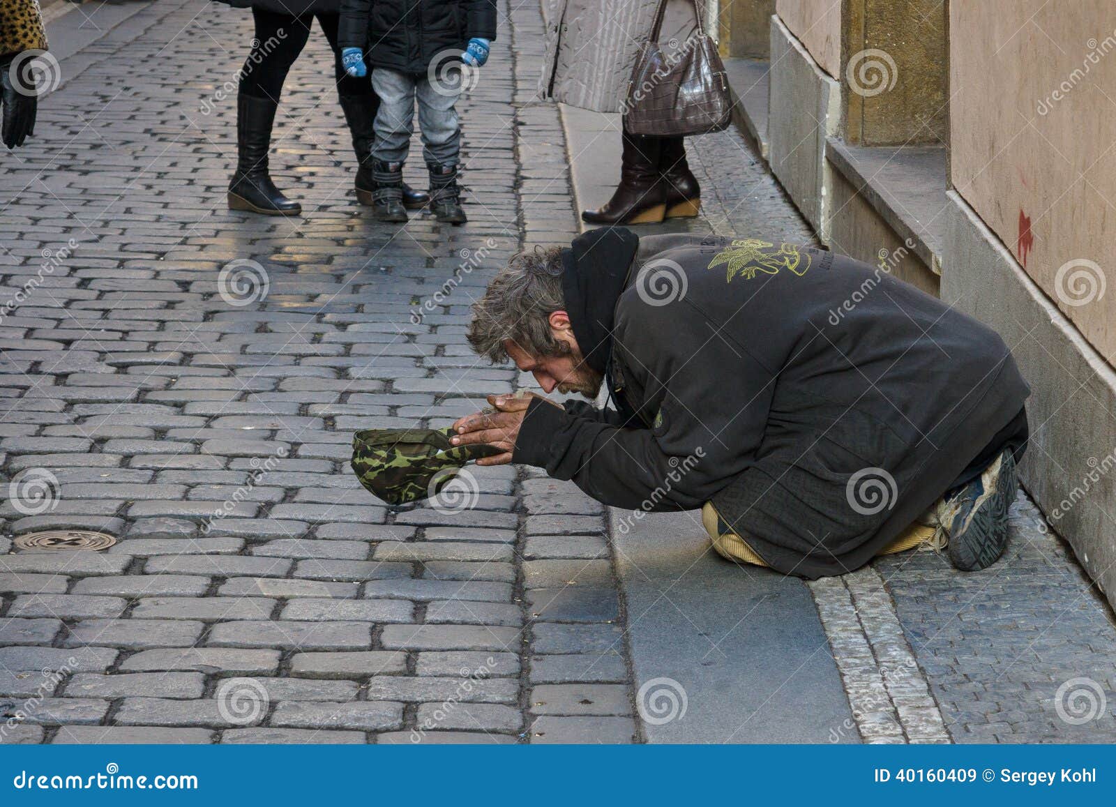 Bedelaar Het Knielen Het Bedelen in De Oude Stad. Redactionele Stock ...