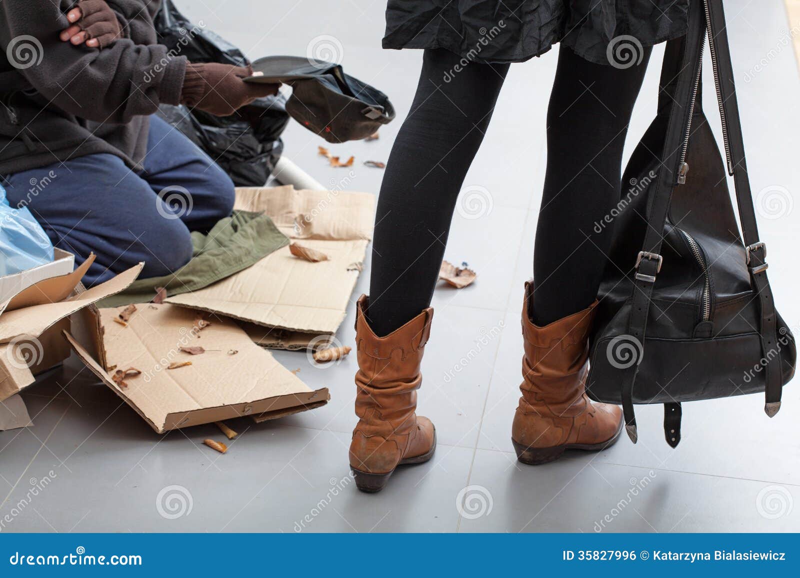 Bedelaar Op Een Overvolle Straat Stock Foto - Image of hongerig ...