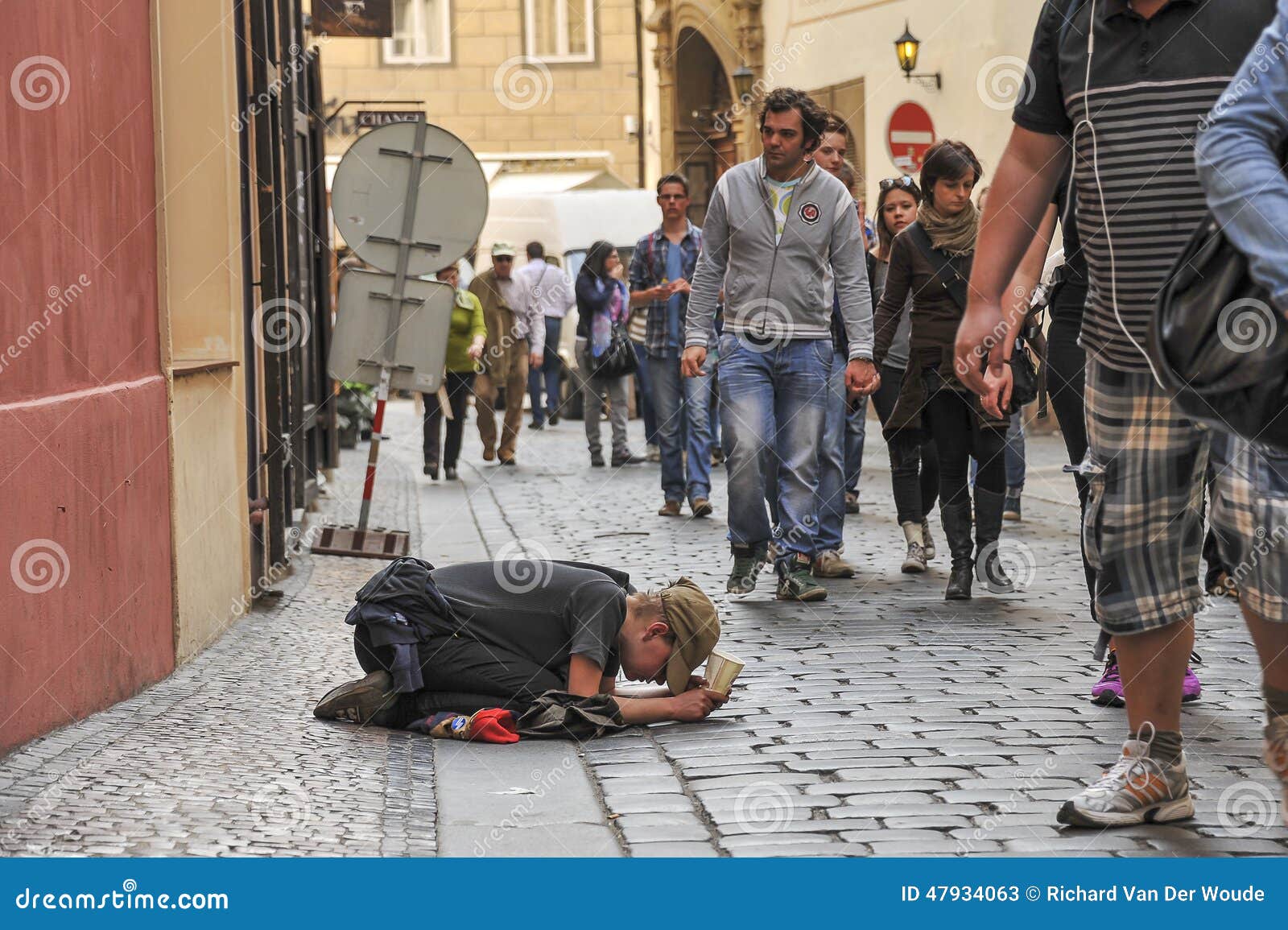 Bedelaar in Praag redactionele stock foto. Image of schenk - 47934063