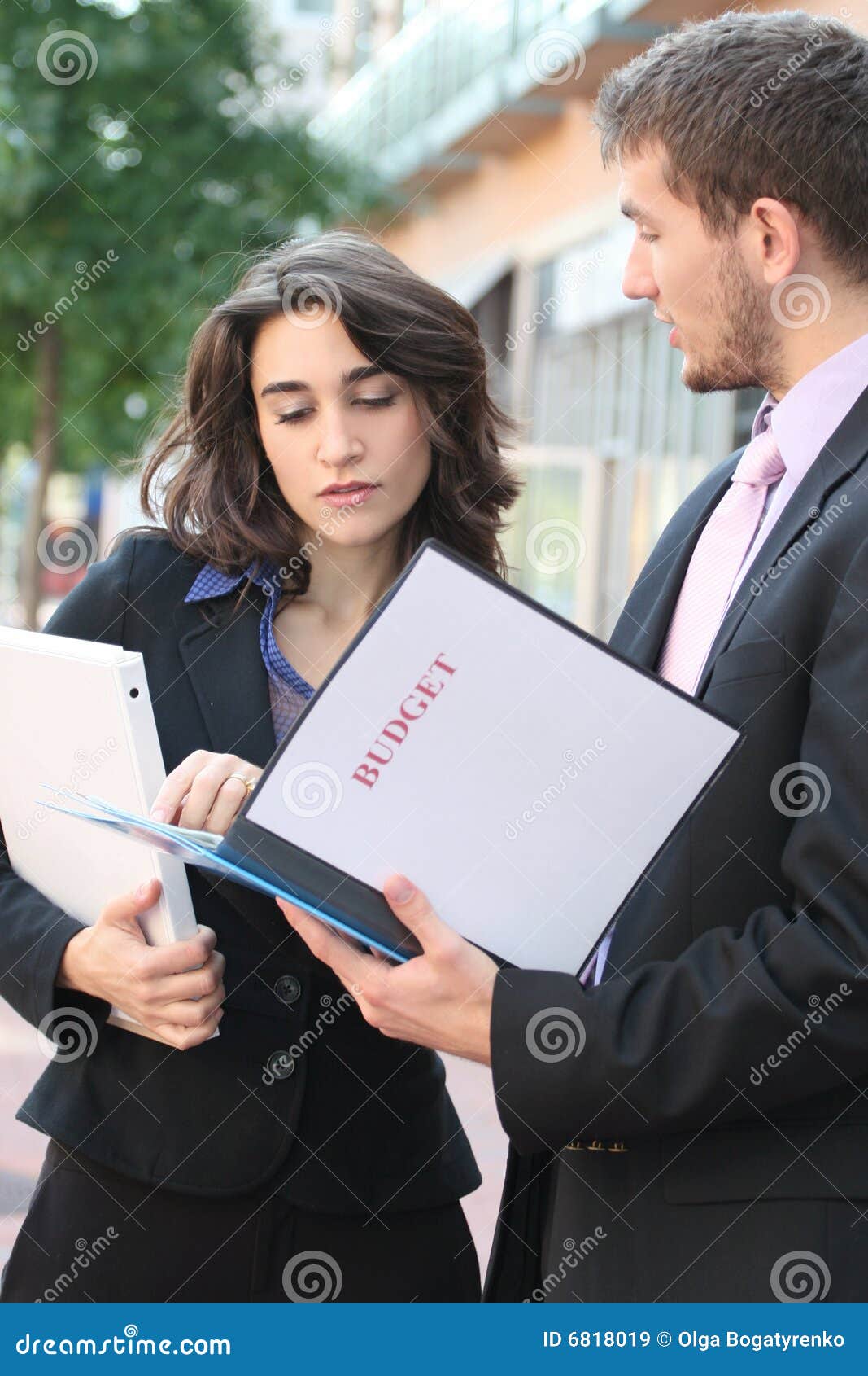 Bedrijfs Mensen, Die Begroting Bekijken Stock Afbeelding - Image of ...