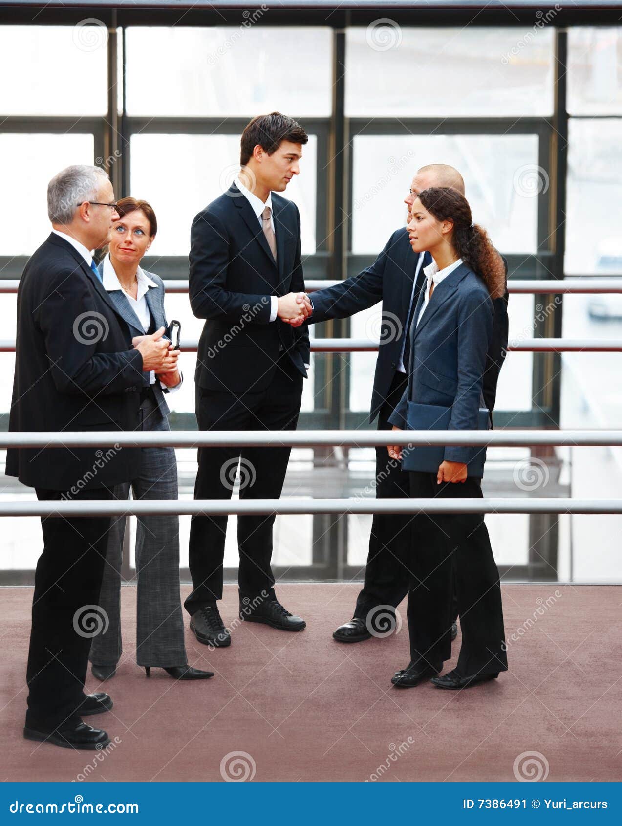 Bedrijfs Mensen Die Elkaar Begroeten Stock Afbeelding - Image of ...