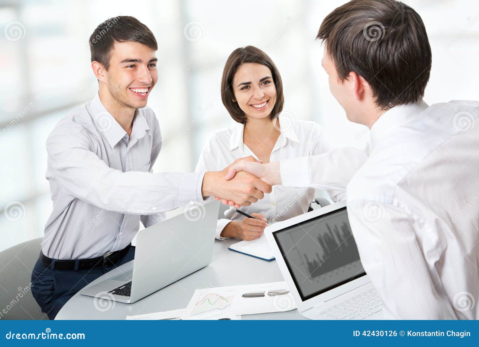 Bedrijfs Mensen Die Handen Schudden Stock Foto - Image of mensen ...