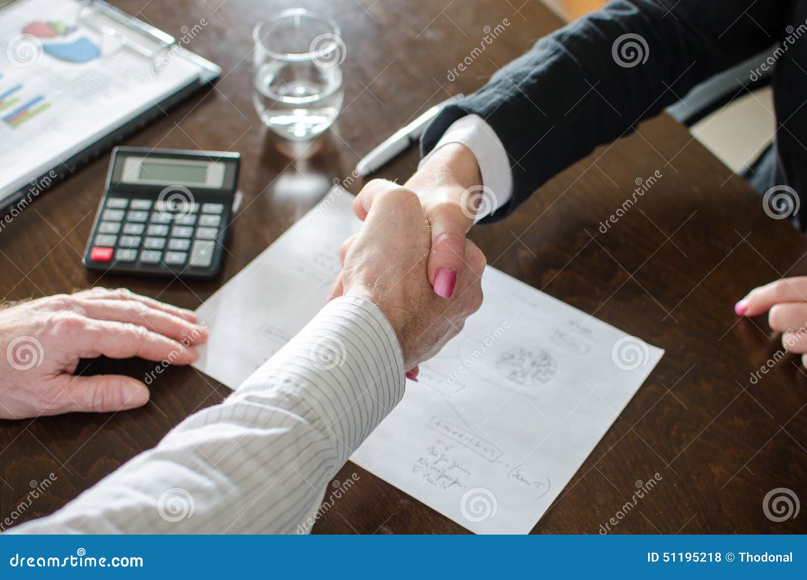 Bedrijfs Mensen Die Handen Schudden Stock Foto - Image of menselijk ...