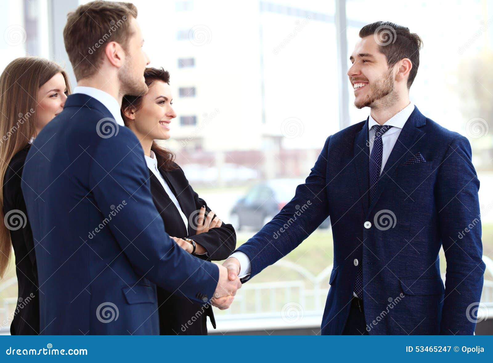 Bedrijfs Mensen Die Handen Schudden Stock Afbeelding - Image of ...