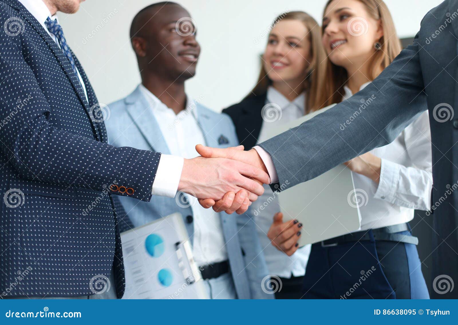 Bedrijfs Mensen Die Handen Schudden Stock Afbeelding - Image of ...