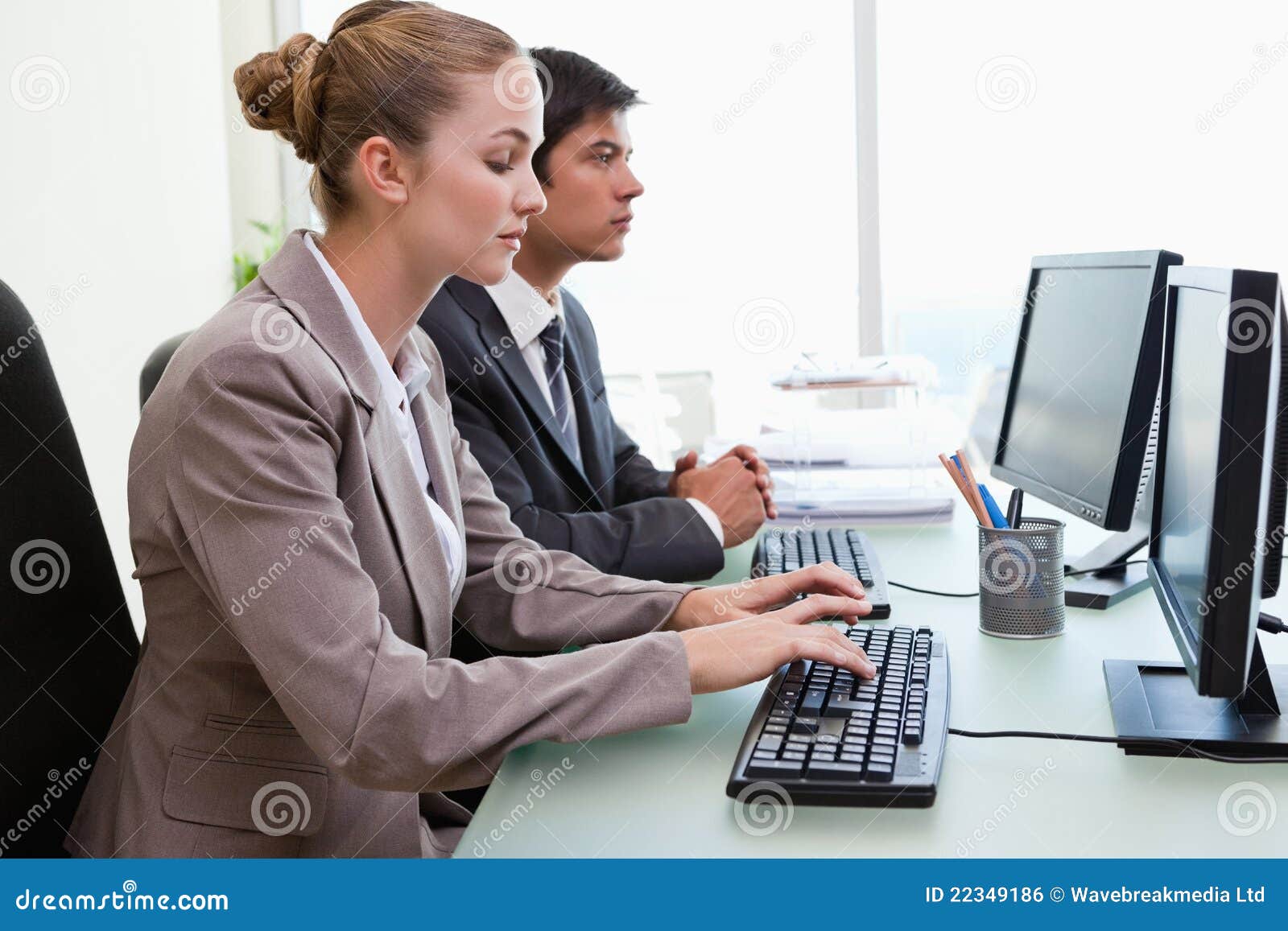 Bedrijfs Mensen Die Met Computers Werken Stock Foto - Image of collega ...