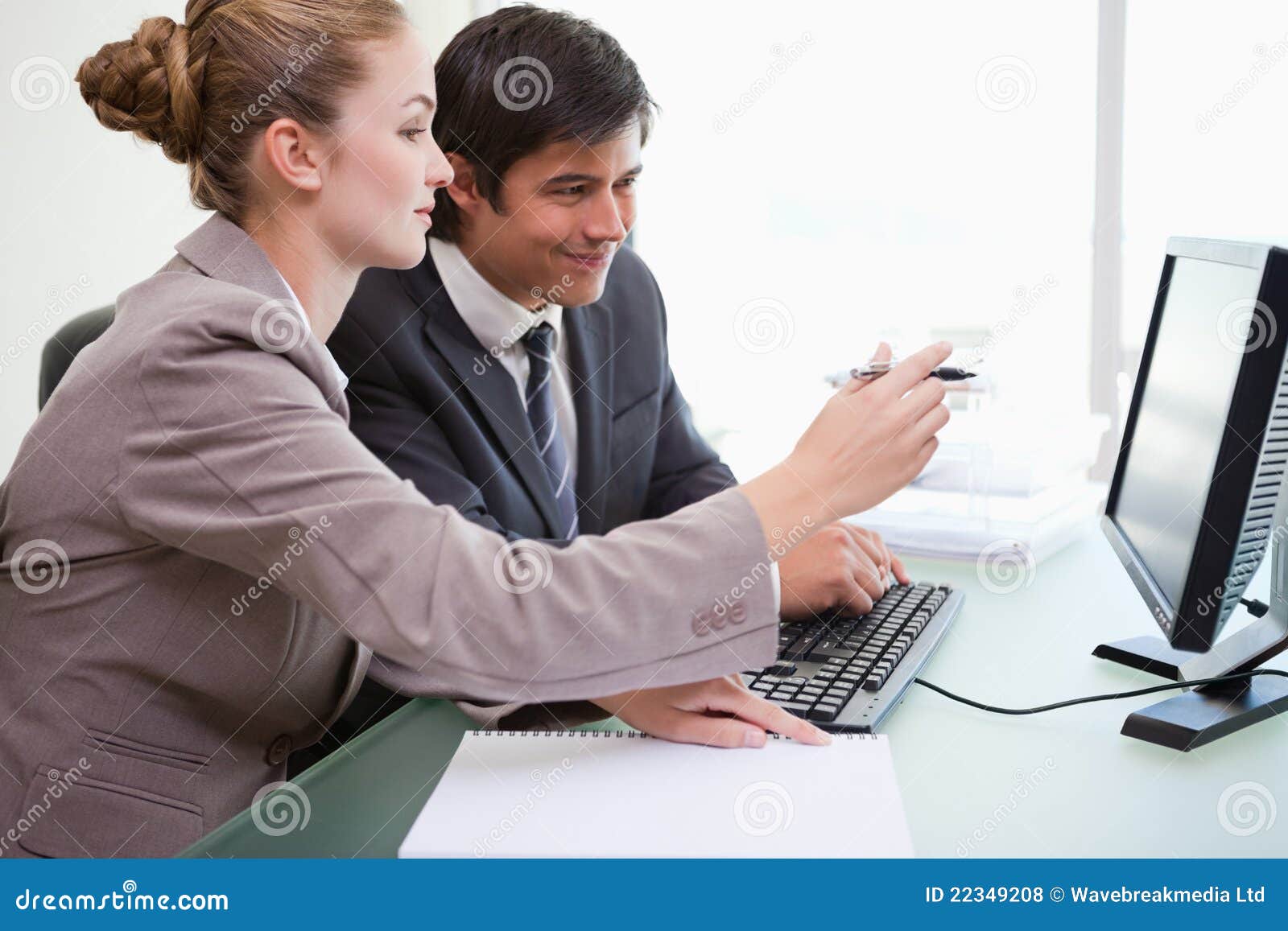 Bedrijfs Mensen Die Met Een Computer Werken Stock Foto - Image of bezig ...