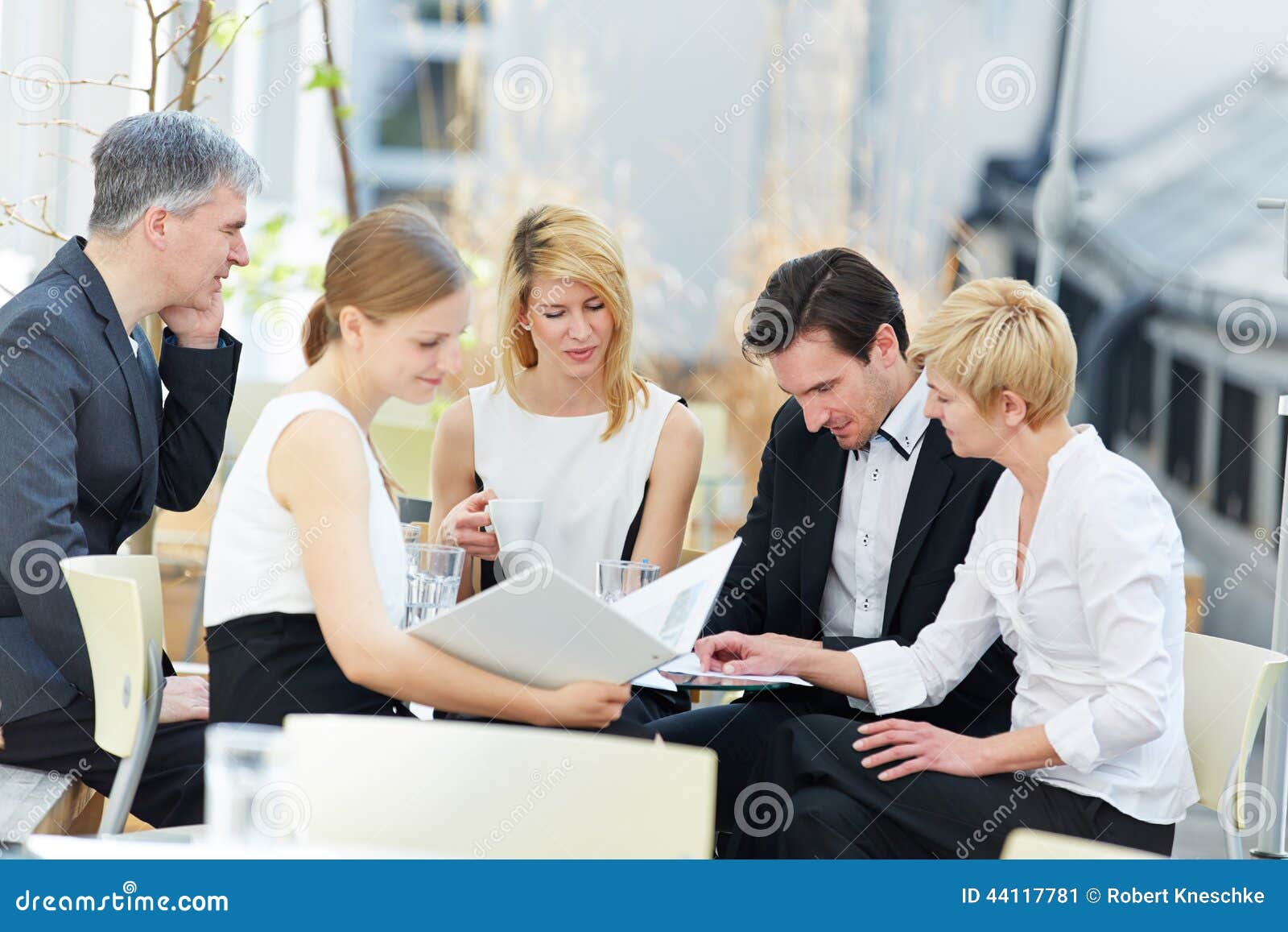 Bedrijfs Mensen Die in Team Werken Stock Afbeelding - Image of raad ...