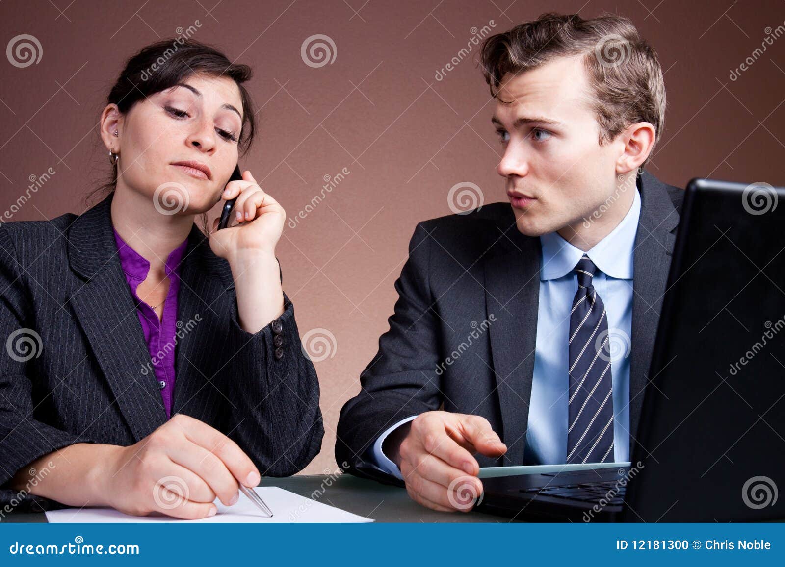 Bedrijfs telefoongesprek stock foto. Image of groepswerk - 12181300