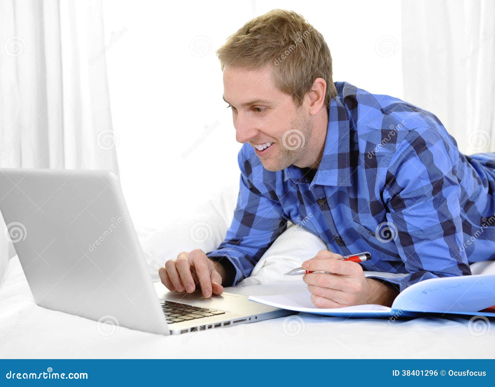 Bedrijfsmens of Student Die En Met Computer Werken Bestuderen Stock ...