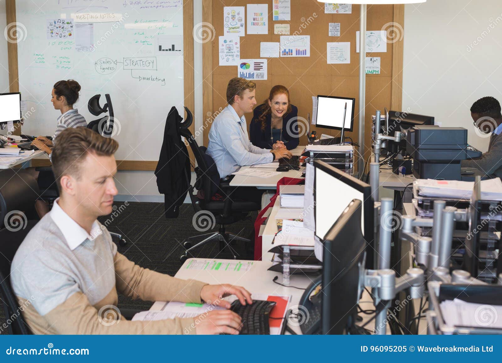 Bedrijfsmensen Die Aan Computers Op Kantoor Werken Stock Afbeelding ...