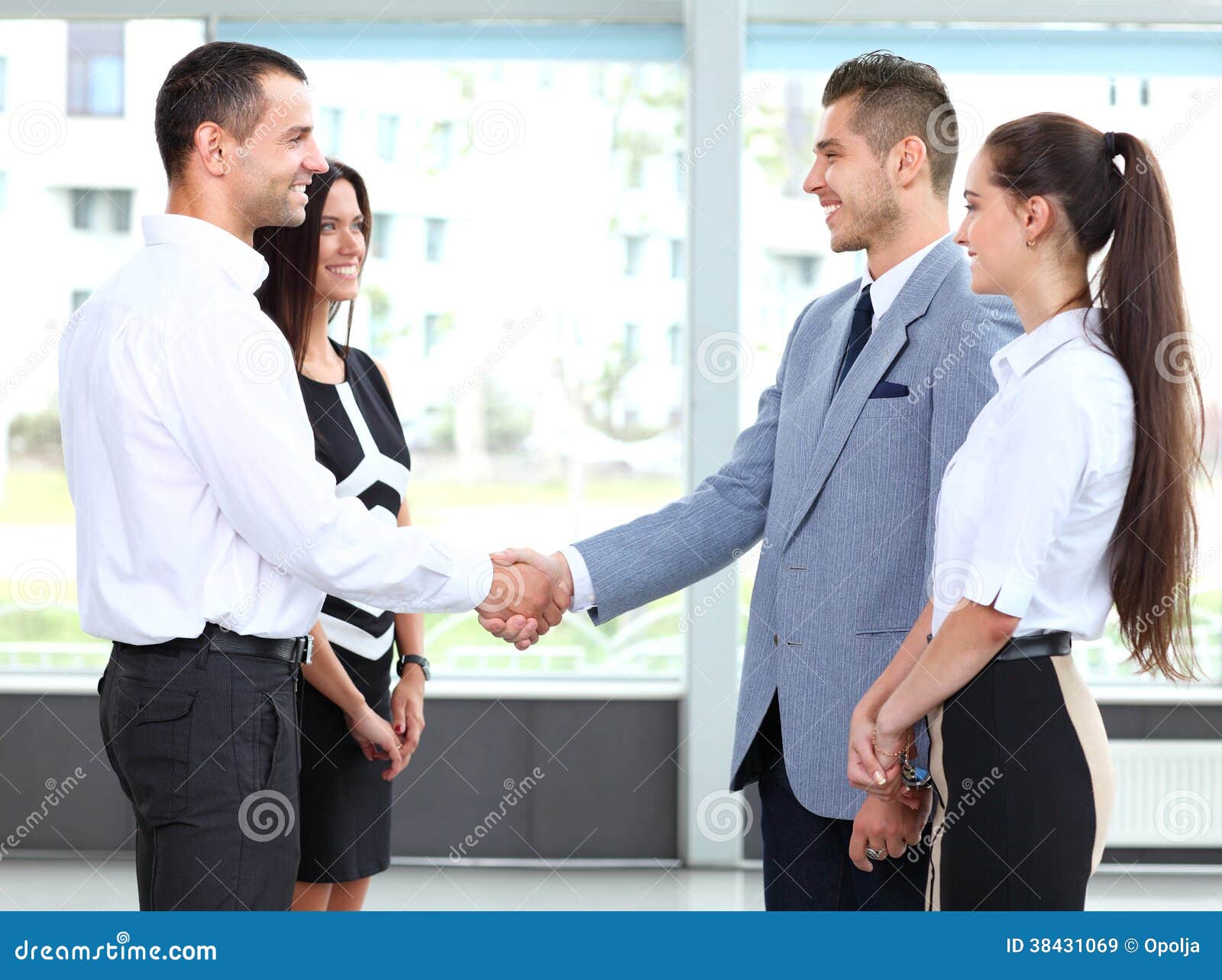 Bedrijfsmensen Die Handen Schudden Stock Afbeelding - Image of ...