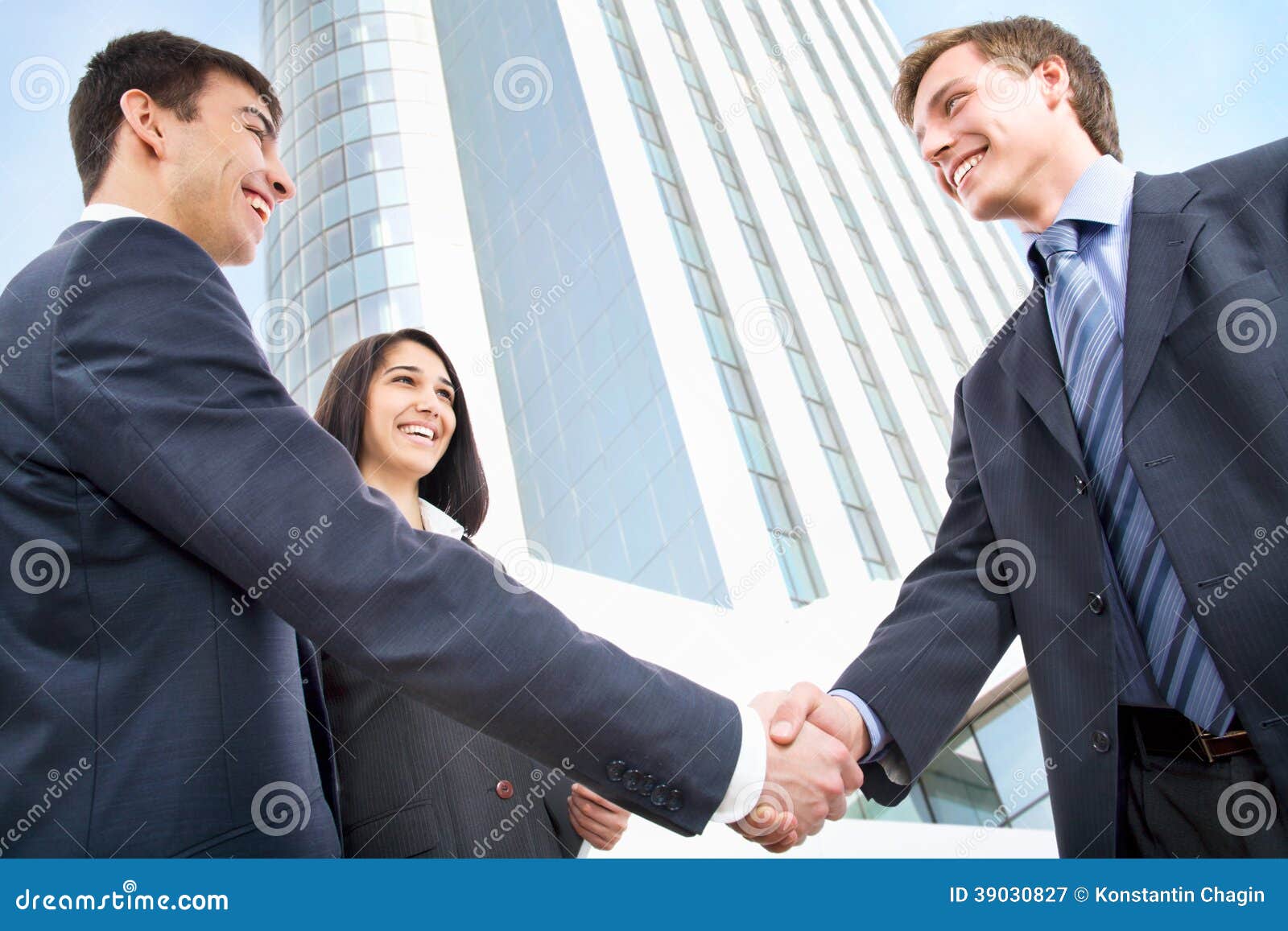 Bedrijfsmensen Die Handen Schudden Stock Afbeelding - Image of midden ...