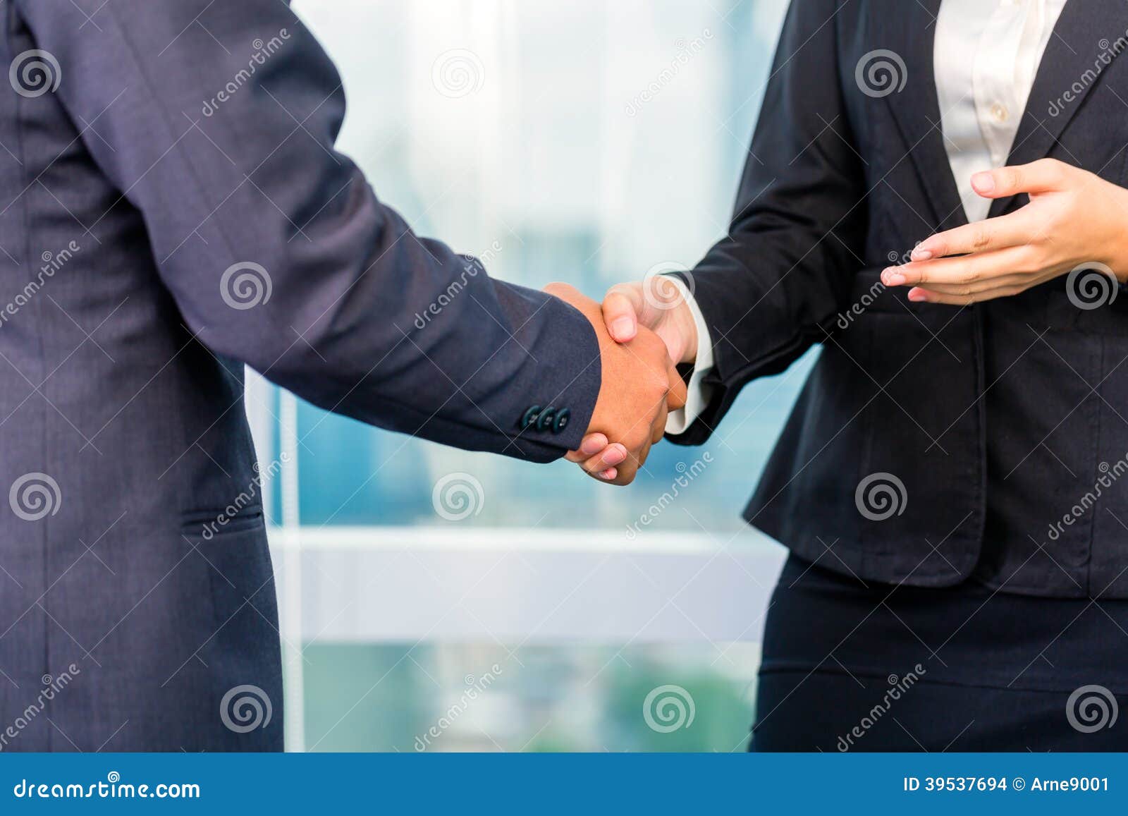 Bedrijfsmensen Die Handen Schudden Stock Foto - Image of halverwege ...