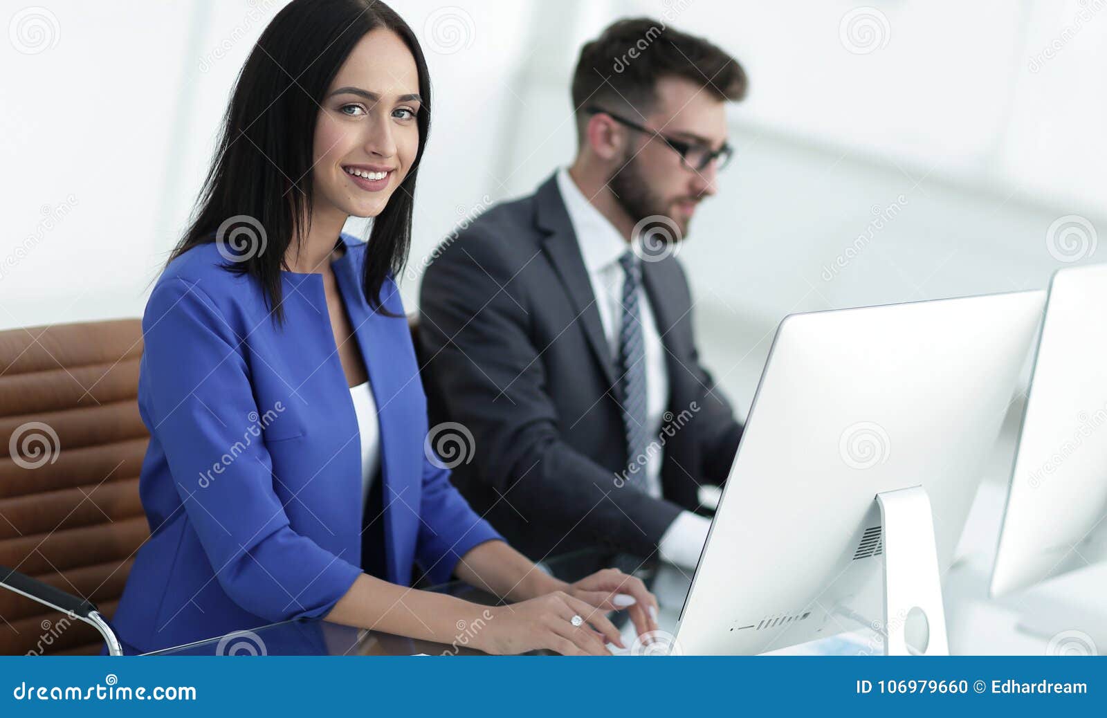 Bedrijfsmensen in Het Bureau Die Aan De Computer Werken Stock Foto ...