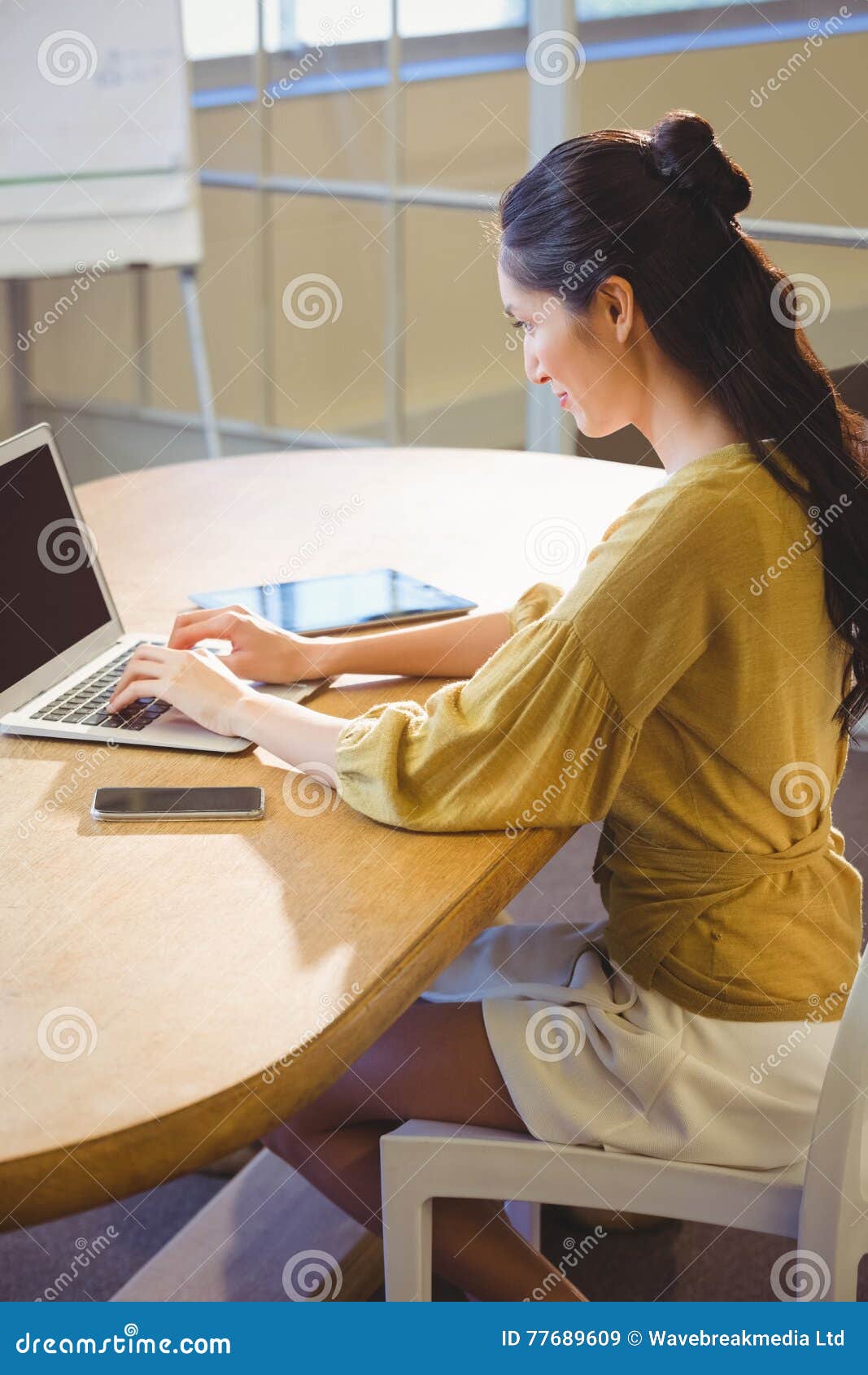 Bedrijfsvrouw Die Alleen Werken Stock Afbeelding - Image of ...