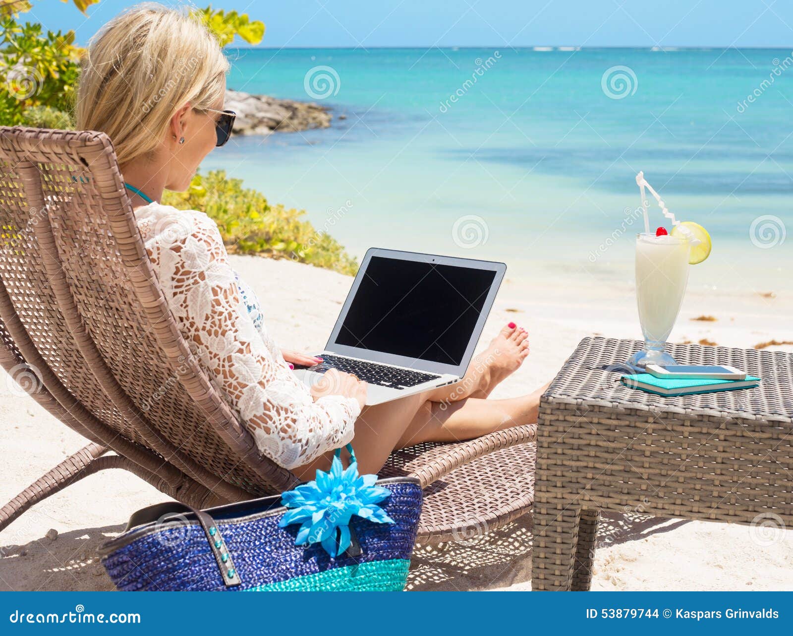 Bedrijfsvrouw Die Met Computer Aan Het Strand Werken Stock Foto - Image ...