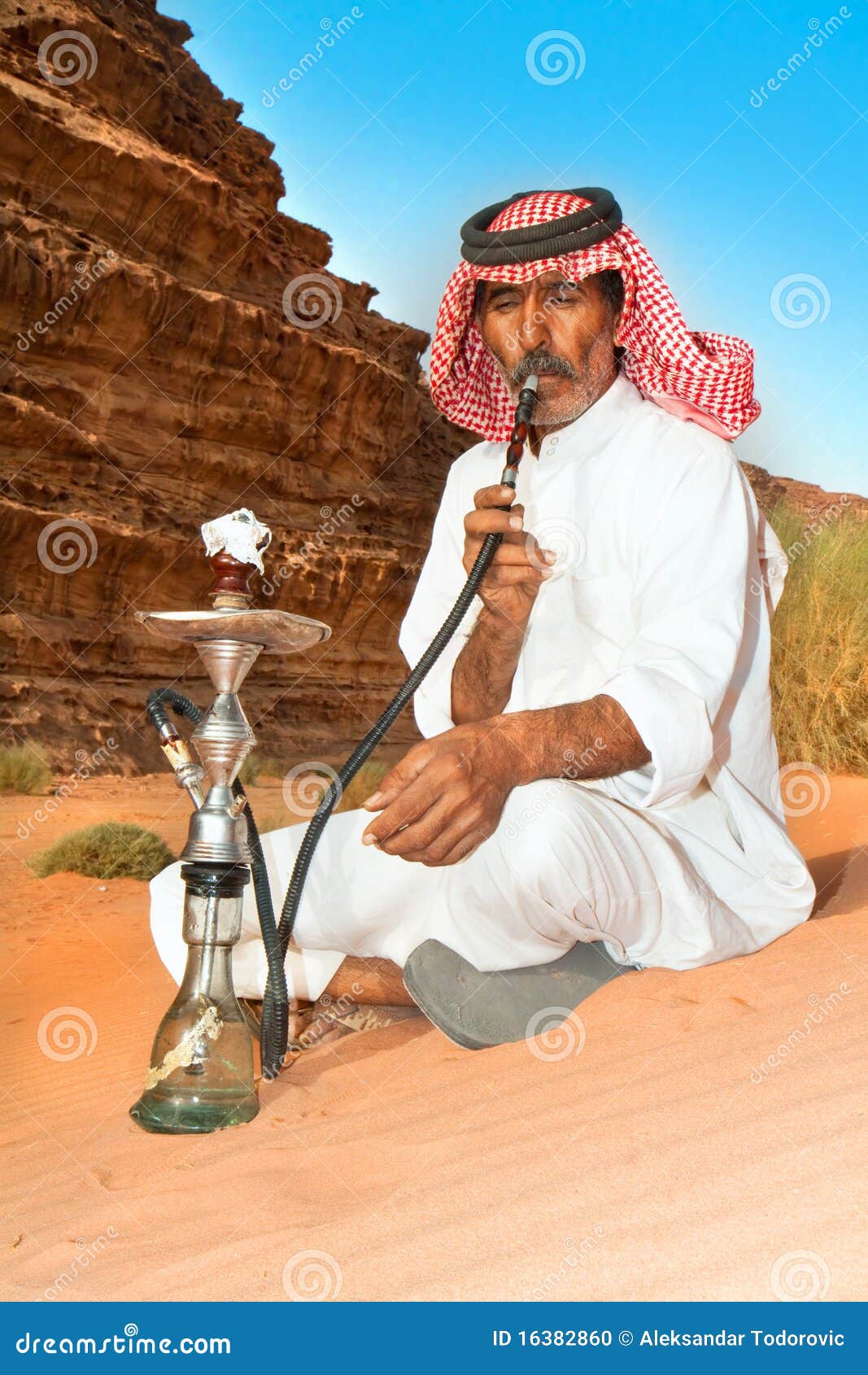 Beduine Im Wadi-Rum, Jordanien Stockfoto - Bild von umgebung, kleidung ...