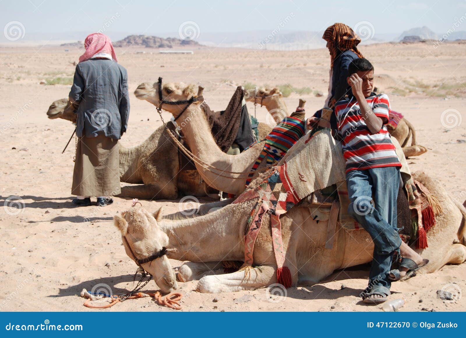 Beduini Con I Cammelli Nel Deserto Immagine Editoriale - Immagine di ...