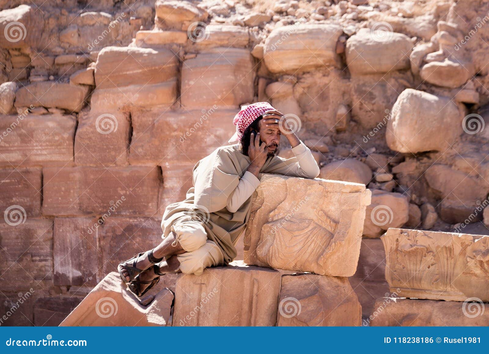 Beduinos del Petra foto editorial. Imagen de piedra - 118238186