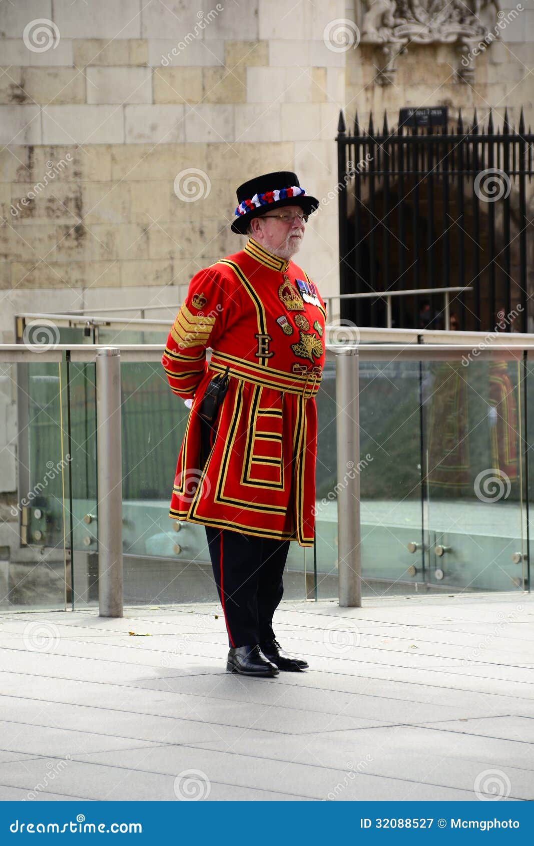 Beefeater redaktionell arkivbild. Bild av ensam, rött - 32088527