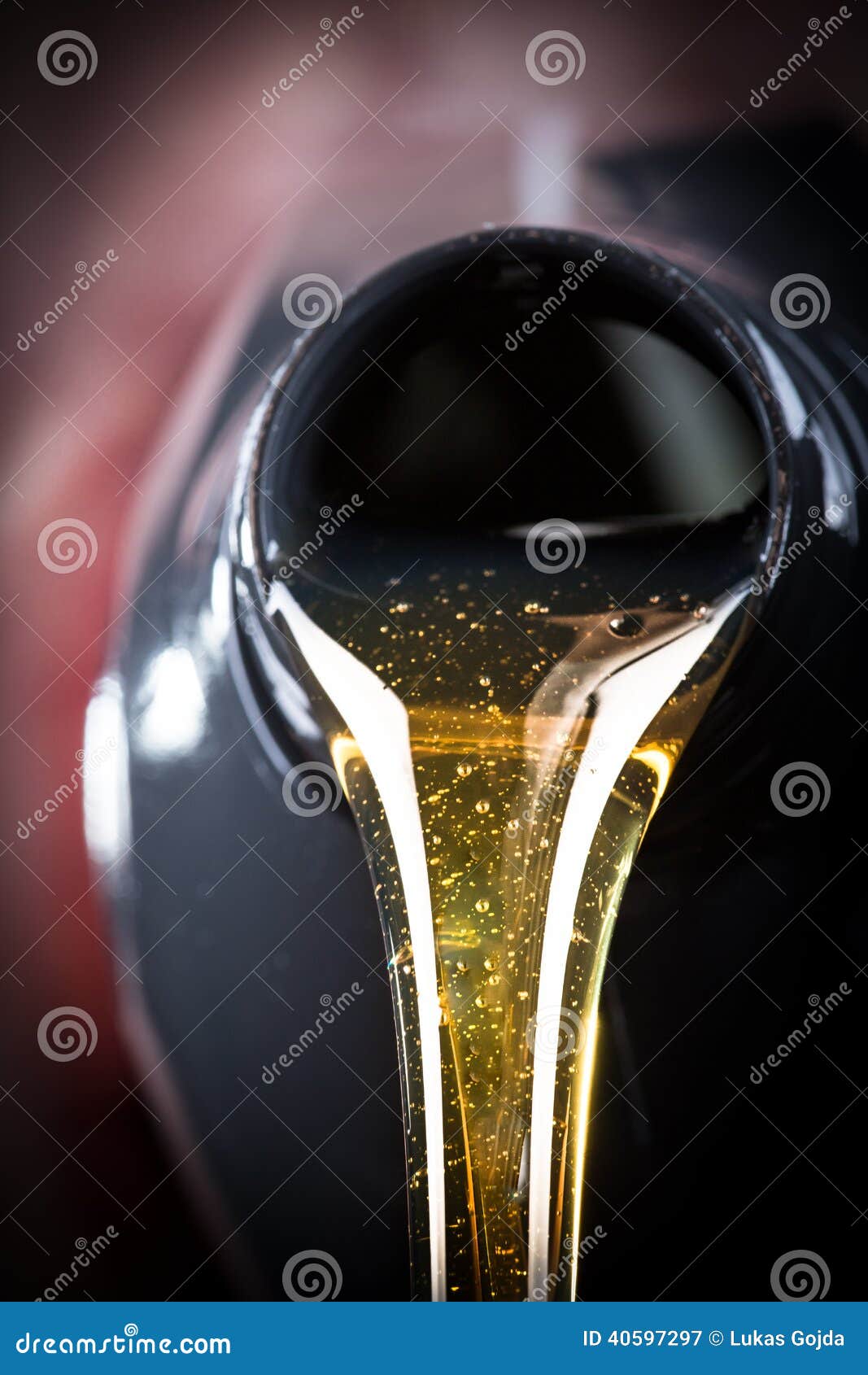 Beeing Do óleo De Motor Derramado Imagem de Stock - Imagem de potência ...