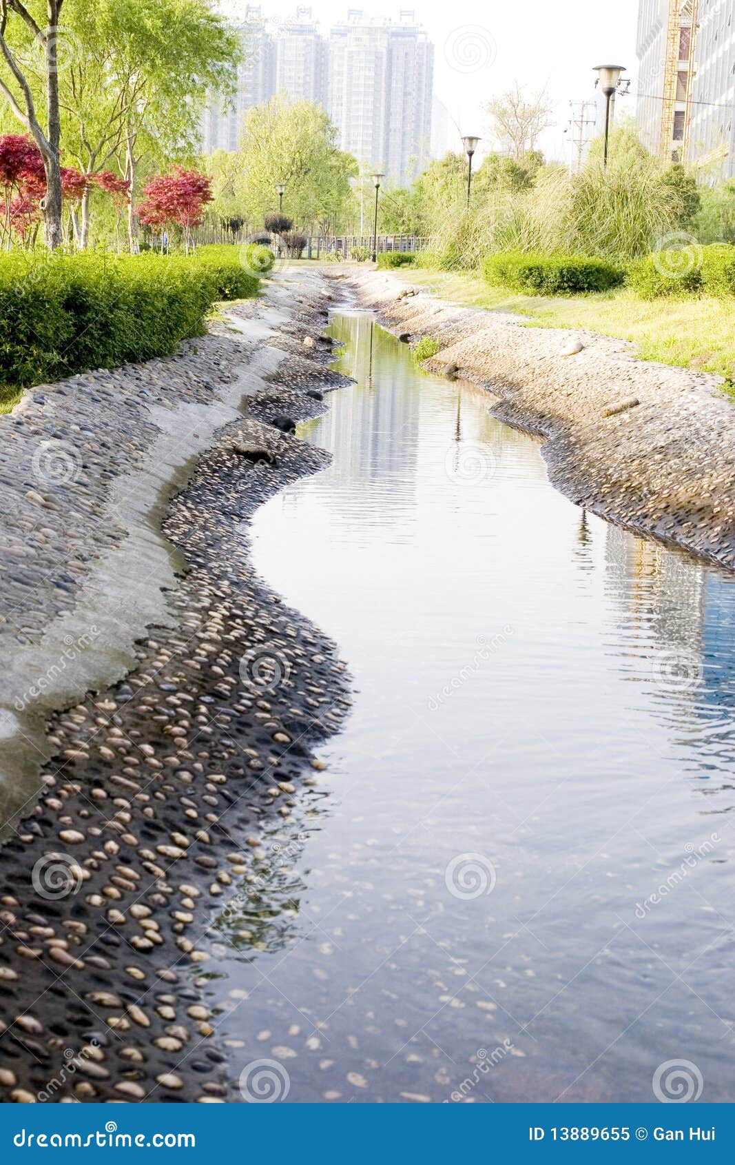 Beek aan de stad stock afbeelding. Image of stoomschip - 13889655