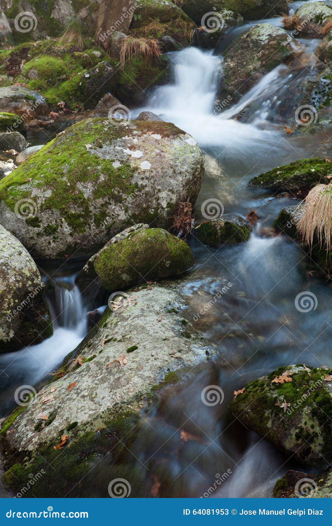 Beek En Grote Rotsen Met Mos Stock Afbeelding - Image of openlucht ...