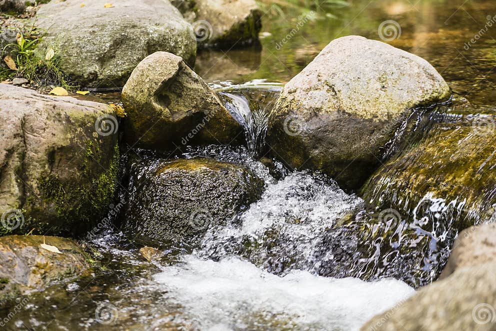 Beek met stenen stock afbeelding. Image of buiten, openlucht - 41908049