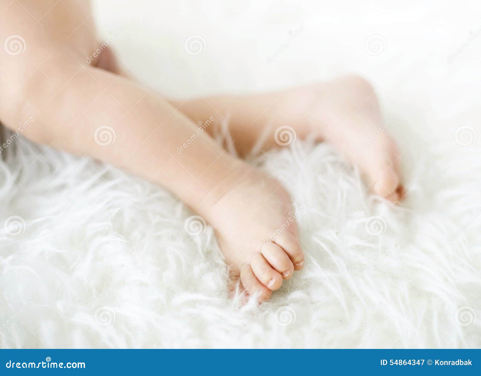 Beeld Dat Kleine Benen Van Baby Voorstelt Stock Afbeelding - Image of ...