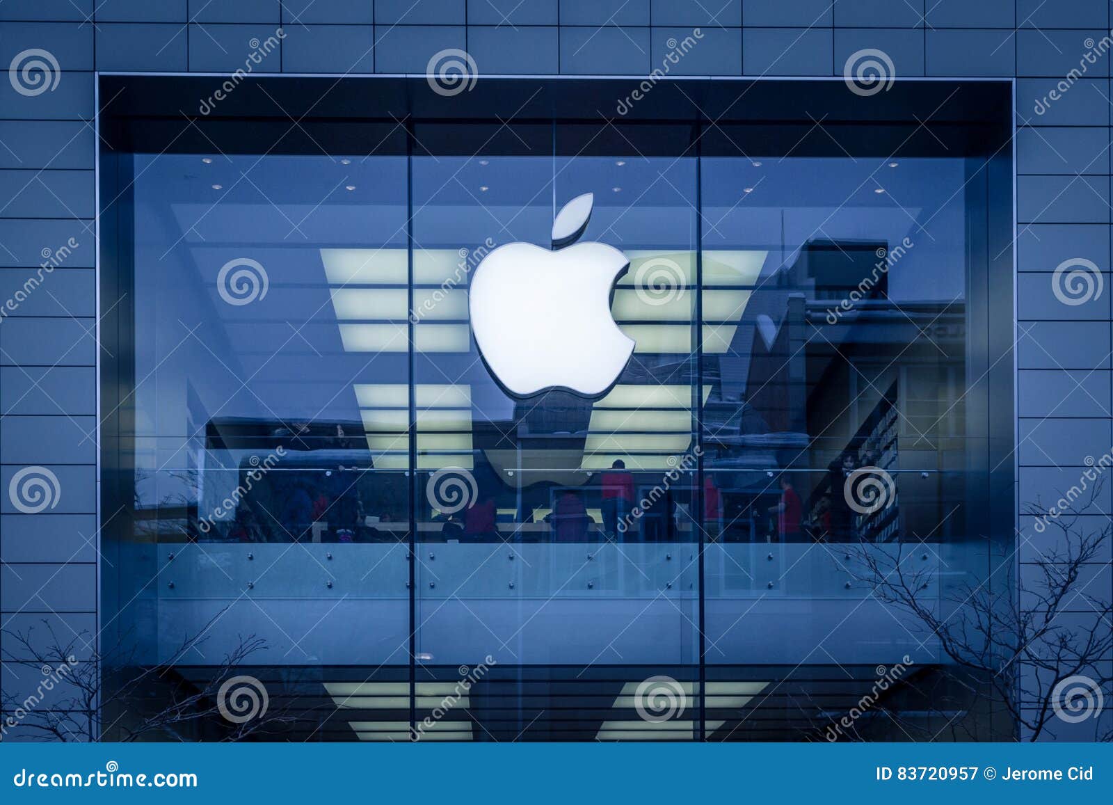 Beeld Van Montreal Apple Store in De Avond Redactionele Fotografie ...