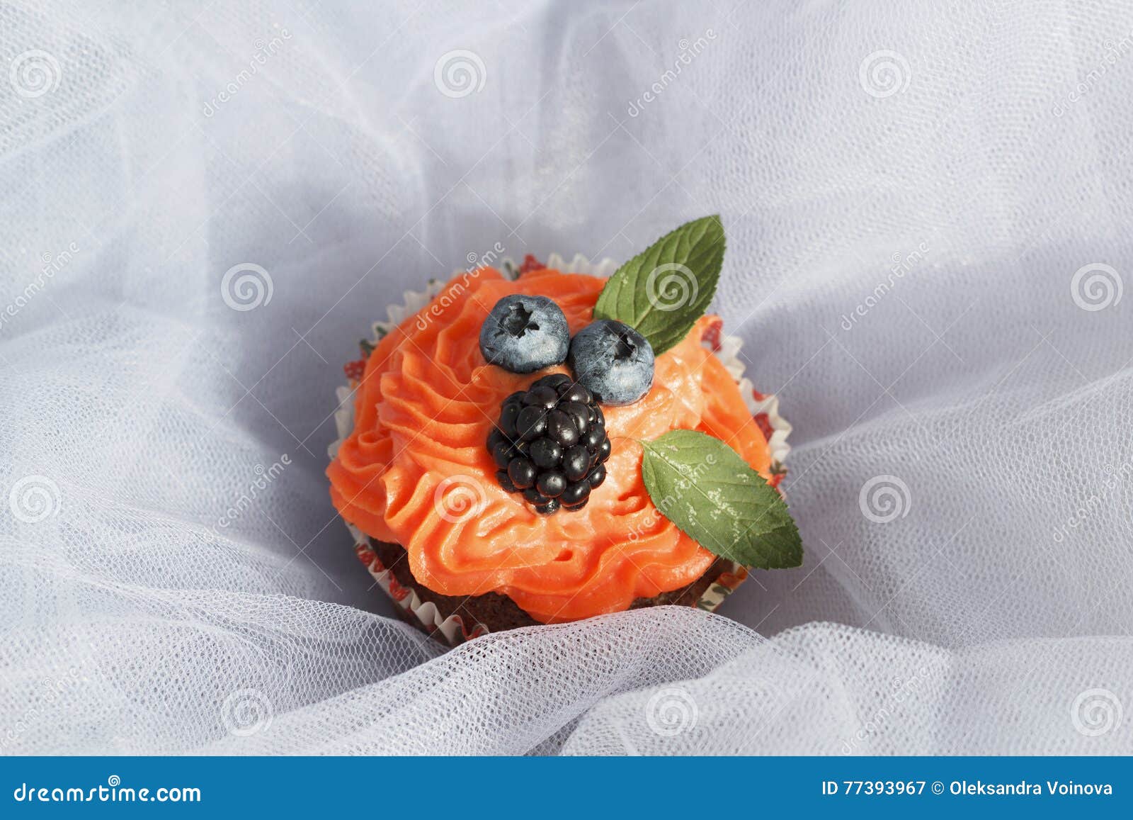 Beeld Van Romige Cake Met Bosbessen En Munt Stock Afbeelding - Image of ...