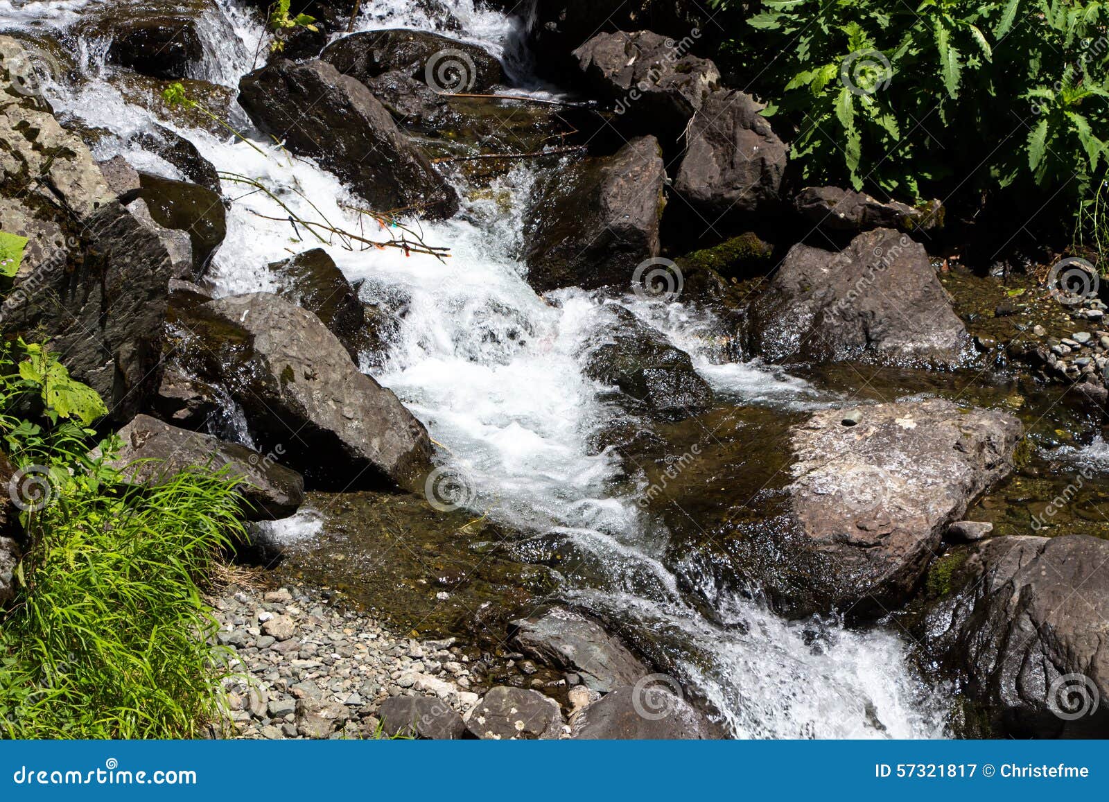 Beeld Van Stromend Water Onder Stenen Stock Afbeelding - Image of ...
