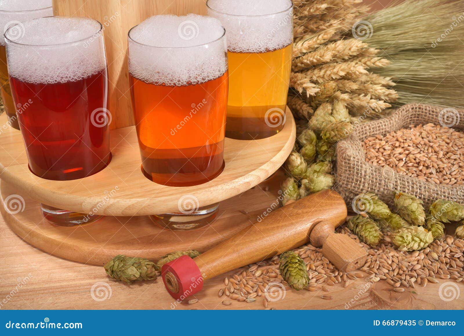 Beer Crate with Beer Glasses Stock Image - Image of ingredient, hops ...