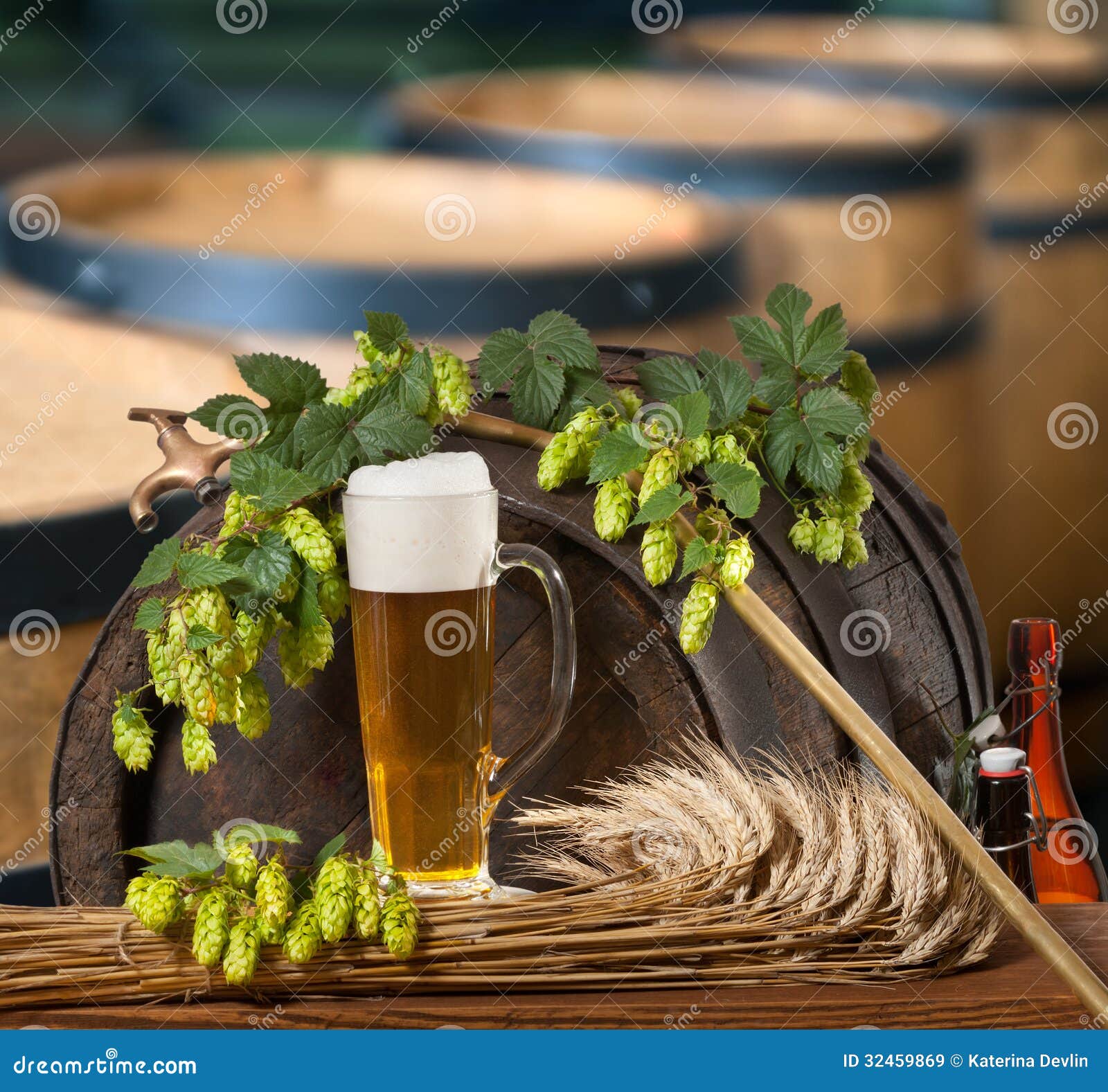 Beer and hop cones stock image. Image of foam, brewed - 32459869