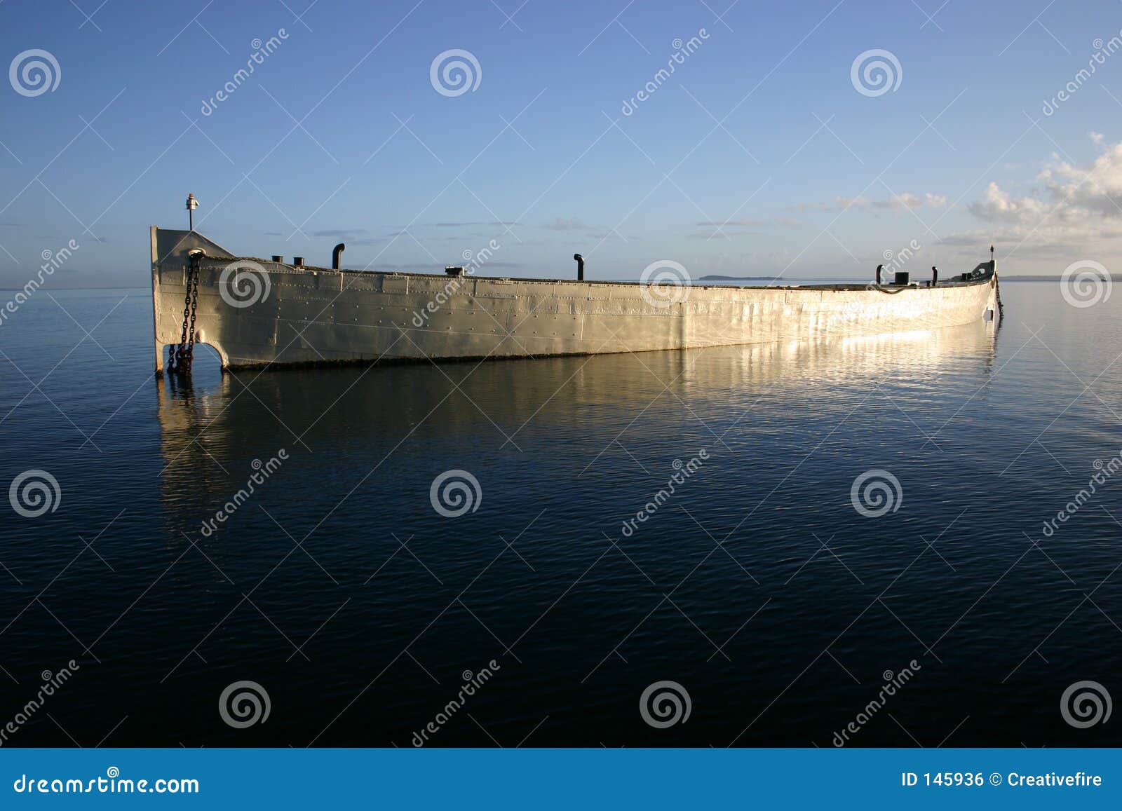 Befestigter Boots-Rumpf stockfoto. Bild von himmel, behälter - 145936