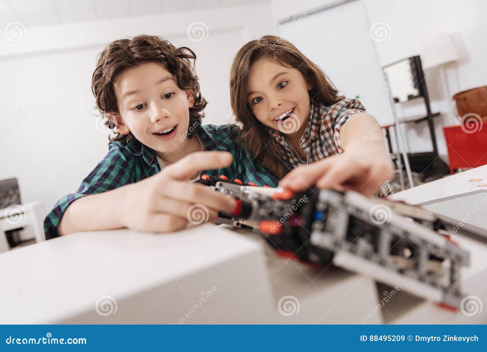 Begeisterte Kinder, Die Elektronischen Roboter Im Studio Programmieren ...