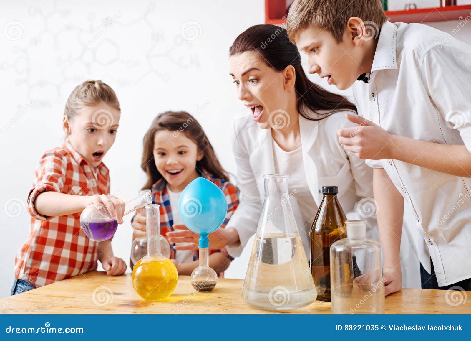 Begeisterte Neugierige Kinder, Die Ein Experiment Leiten Stockbild ...