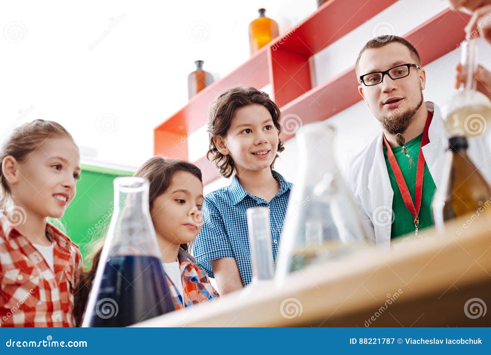 Begeisterte Neugierige Kinder, Ein Experiment Beobachtend Stockbild ...