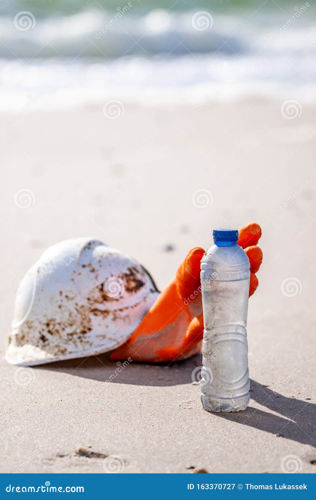 Begrip Van Vervuiling, Afval, Verwijdering En Plastic Op Het Strand ...